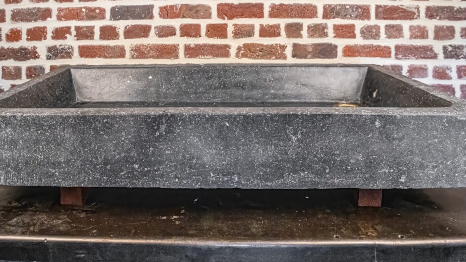 19de-eeuwse gootsteen met Amsterdams profiel vooraan én afgewerkte ...